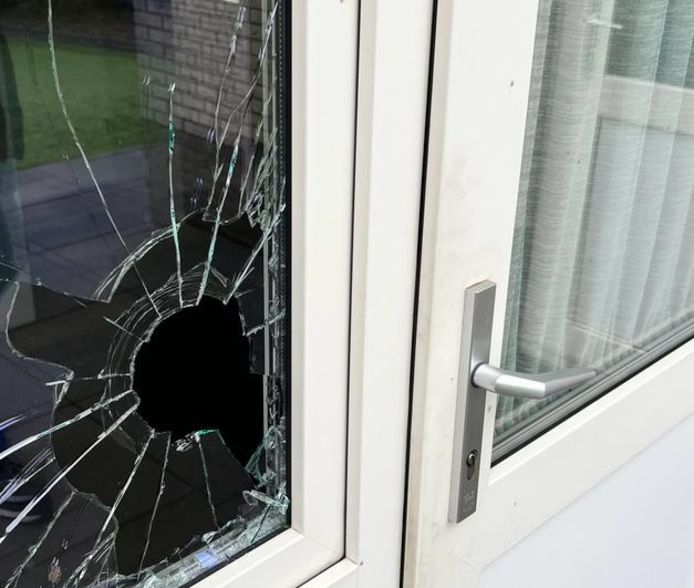 Dieven gaan voor dure geurtjes bij nachtelijke inbraak in Wezep ...