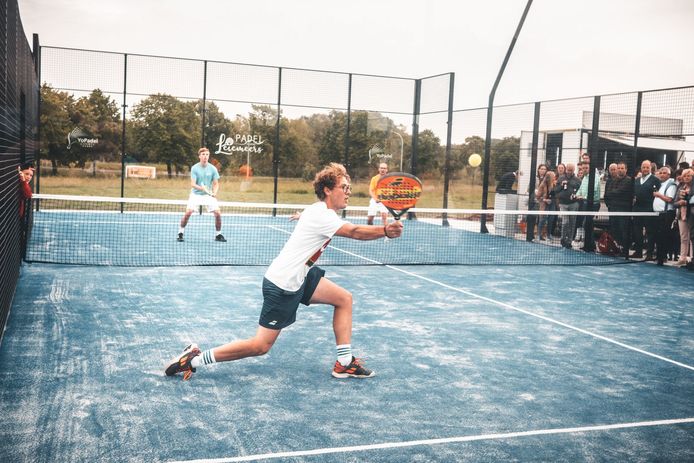 Kurt Roose geeft les padel in TC Leiemeers: “De hype is nog lang niet ...