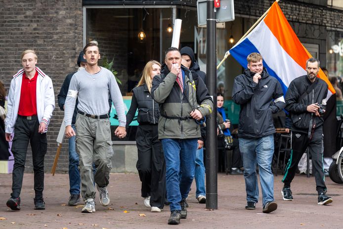 Vrouw schreeuwt voorman extreemrechtse NVU in gezicht: TV-ploeg volgens ...