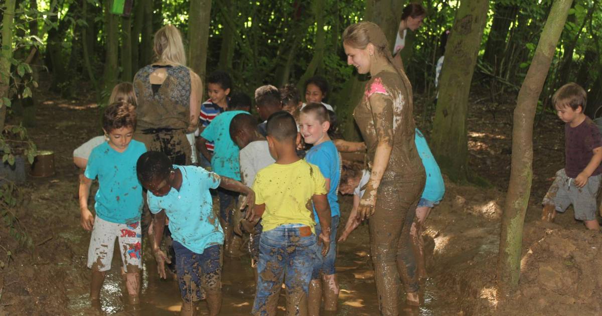 Kinderen genieten van modderbad | Aalst | hln.be