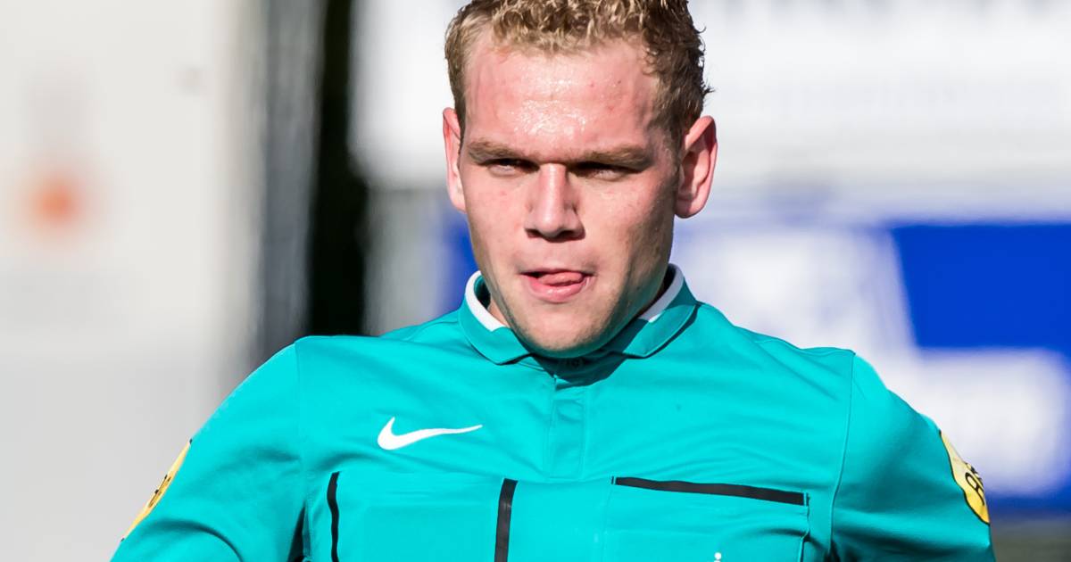 Scheidsrechter Bos geeft rood bij debuut in betaald voetbal ...