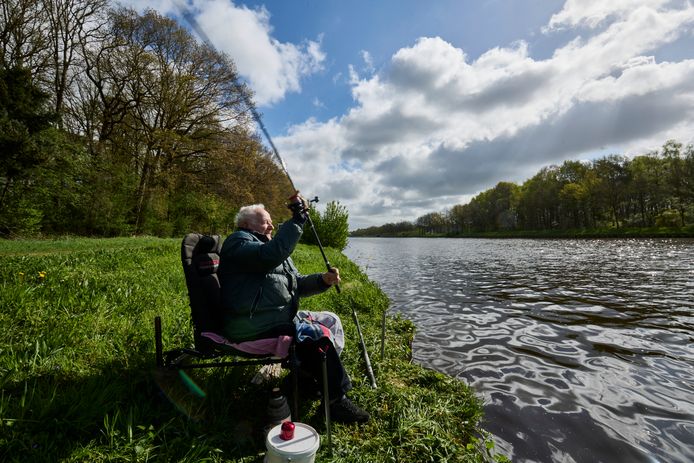 Jan (92) gooit zijn hengel nog vaak uit, maar stopt na halve eeuw als ...