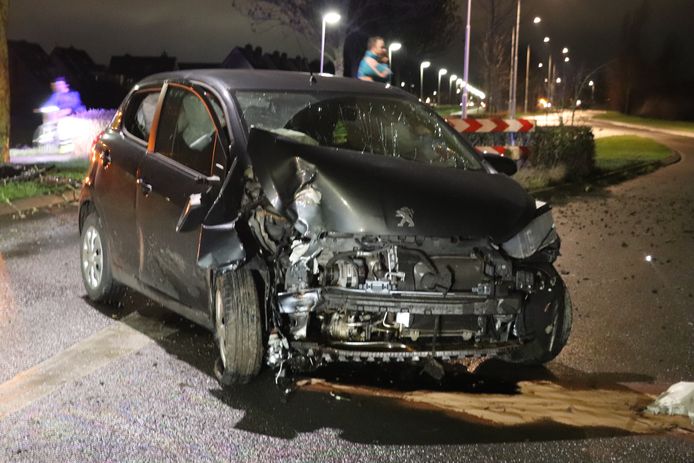 Auto maakt flinke klapper tegen boom, twee personen gewond | Gorinchem ...