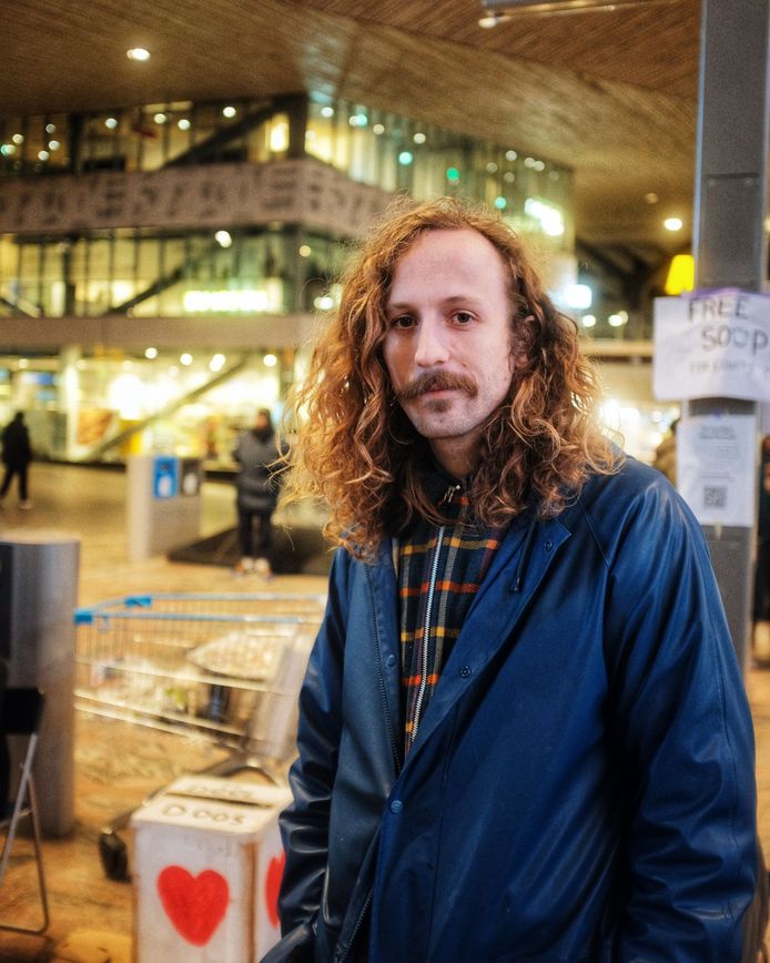 Plein voor Rotterdam Centraal vol met tenten om aandacht te vragen voor ...