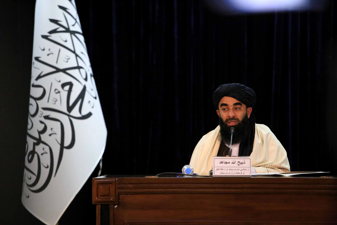 Taliban verbieden nieuwsuitzendingen van BBC en Voice of America | Foto ...