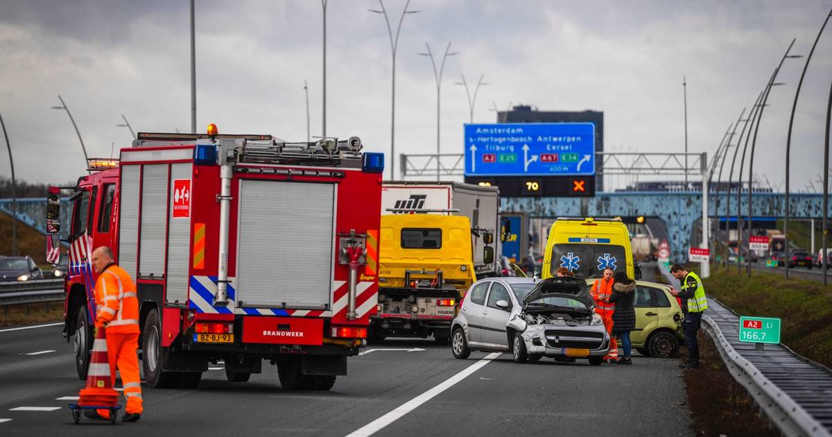 Weggebruikers negeren massaal rode kruizen na ongeluk op de A2 ...