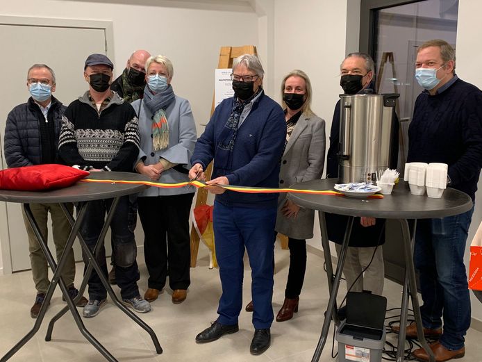 Wachtruimte in stationsgebouw is opnieuw open | Herzele | hln.be