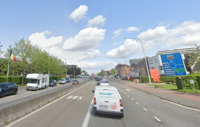 Kop-staartaanrijding op Koningin Astridlaan: bestuurder gewond naar ... Kop-staartaanrijding op Koningin Astridlaan: bestuurder gewond naar ...
