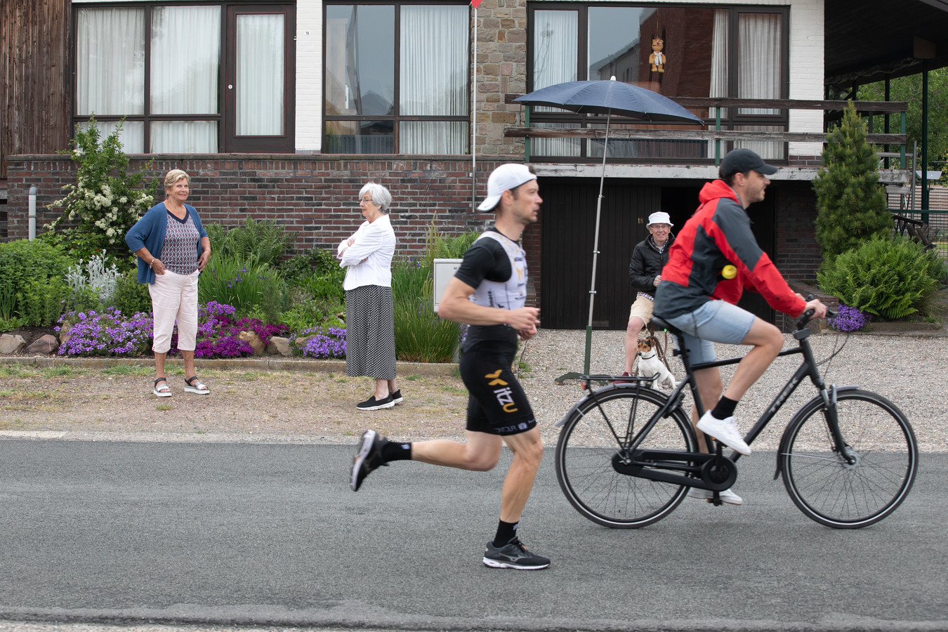 Dirk Dexters loopt marathon in eigen wijk en zamelt zo 3.000 euro in ...