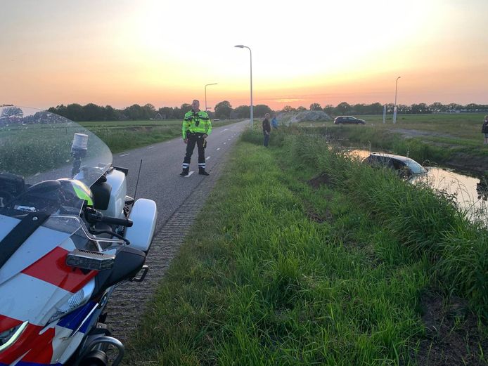 Auto schiet de sloot in bij Bruchterveld | Twenterand | tubantia.nl