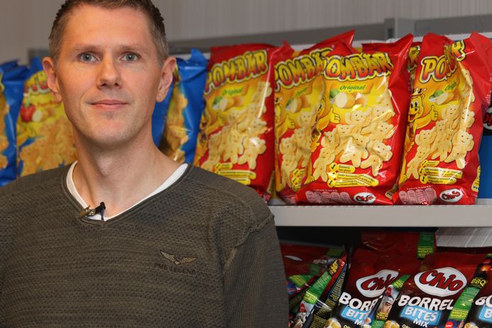 Wouter (41) zorgt dat er chips en nootjes in de schappen liggen | Werk ...