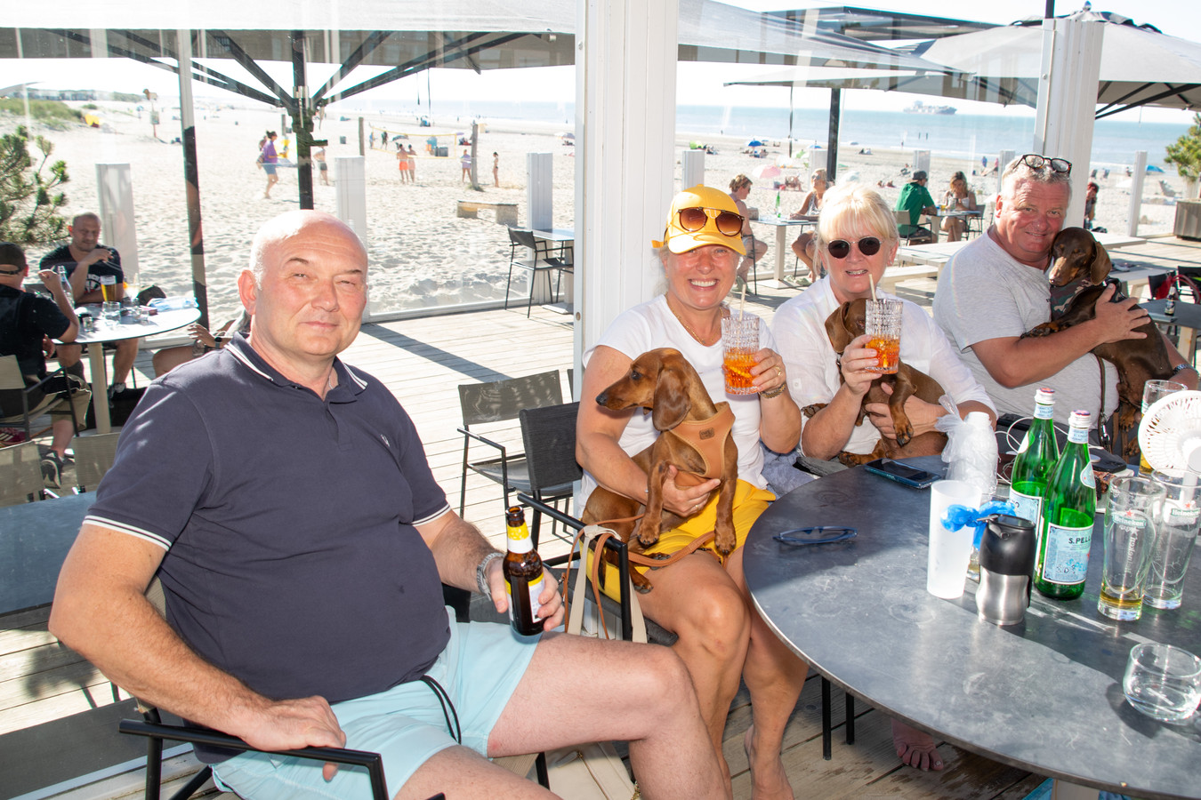 Zonnige week zorgt voor drukte bij Zeeuwse campings en strandpaviljoens ...