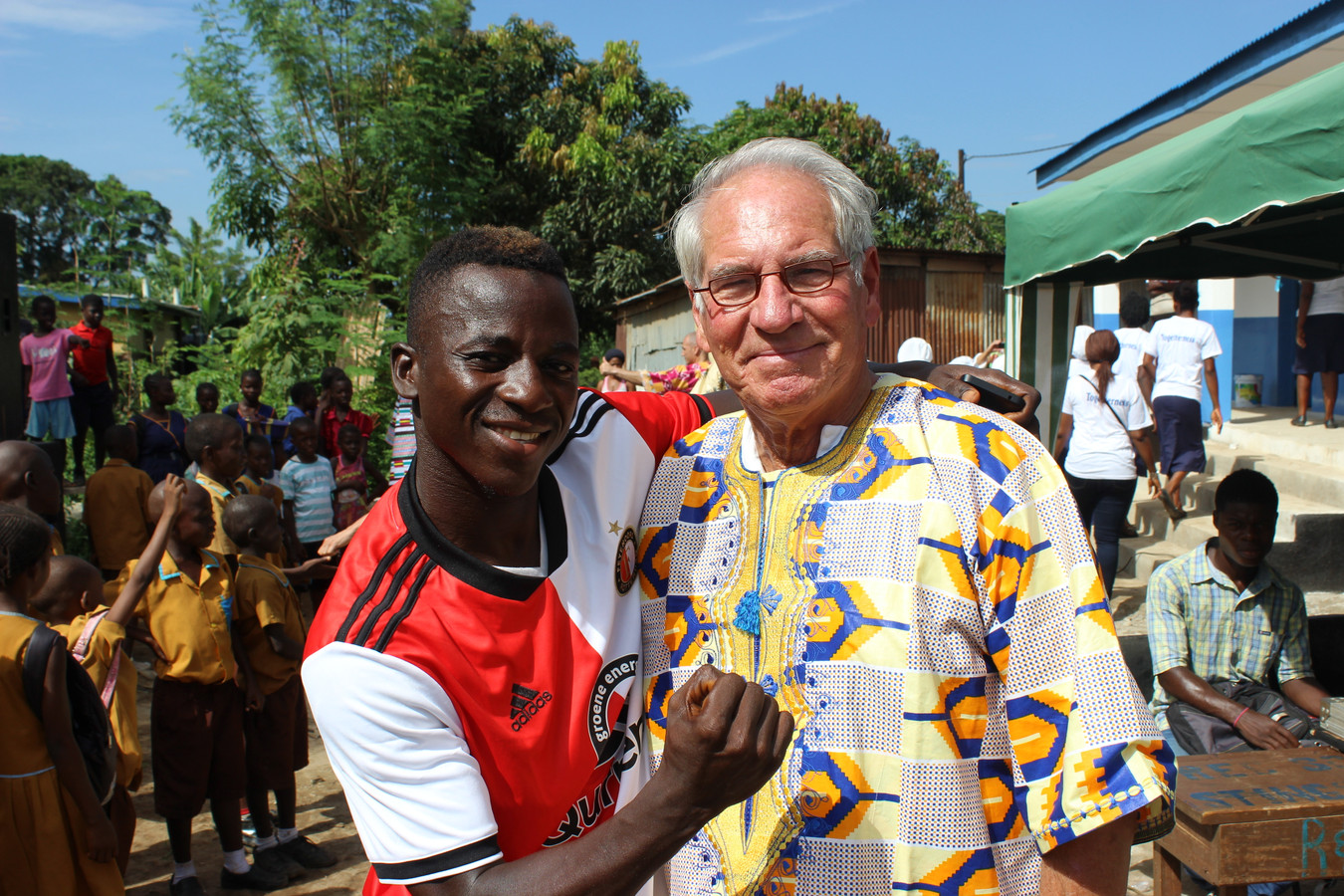 Weeskind uit Sierra Leone neemt achternaam aan van Sander de Kramer ...
