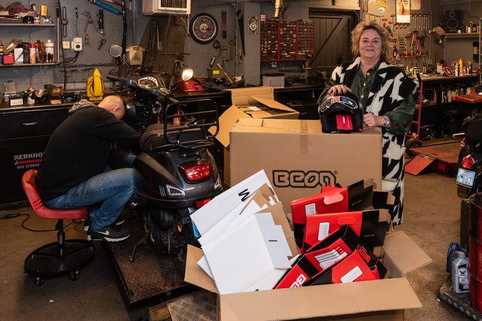 Enorme run op scooterhelmen: ‘Het is een gekkenhuis en de schappen zijn ...