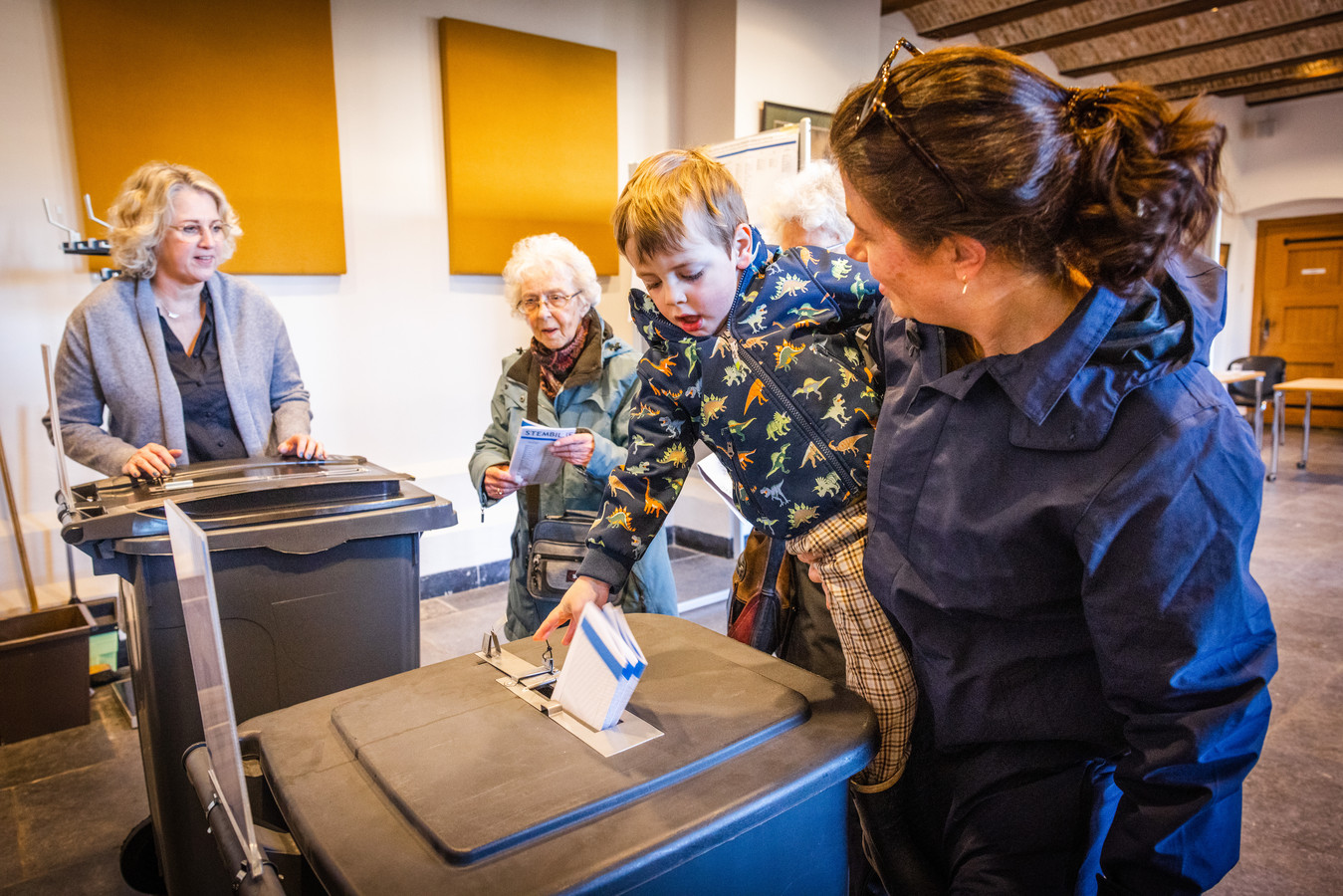Lange rij voor stembureau in Sterrenburg zorgt voor verbazing: ‘Zo erg ...