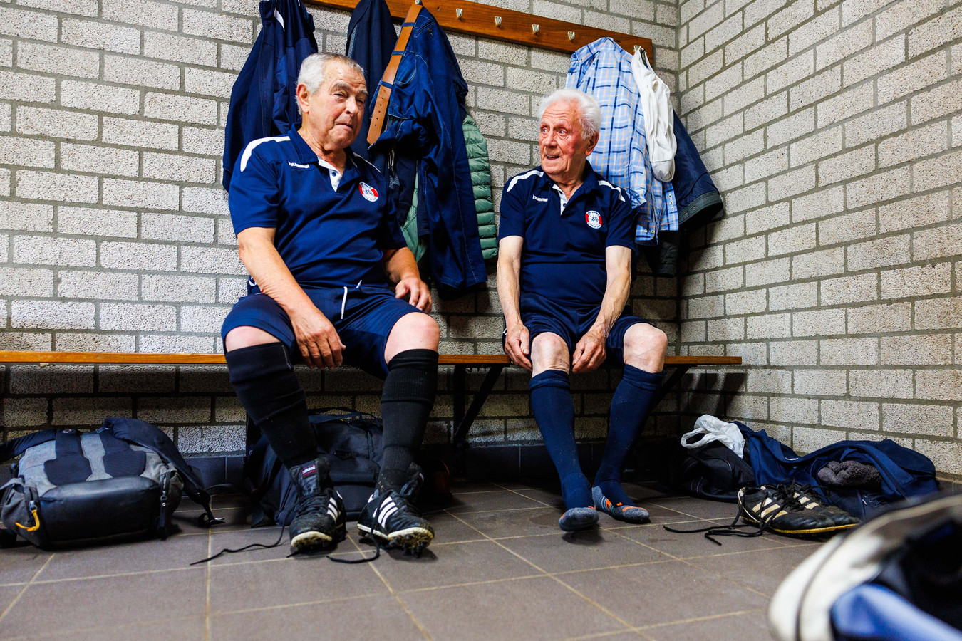 Harrie (90) staat nog elke week op het voetbalveld: ‘Ik stop pas als ...