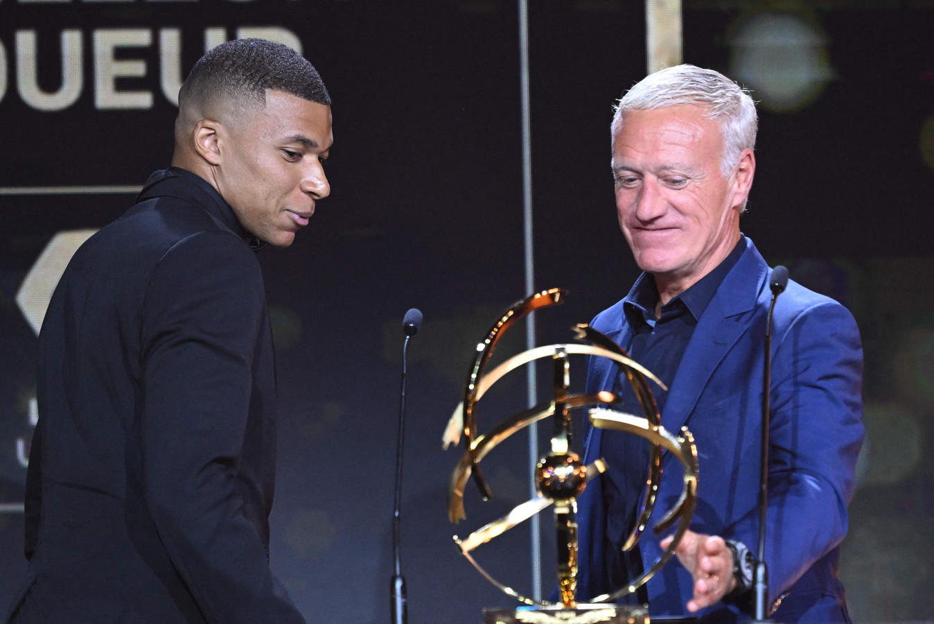 Mbappé, die tijdens titelfeest tijd maakte om fan te helpen, bevestigt ... Mbappé, die tijdens titelfeest tijd maakte om fan te helpen, bevestigt ...