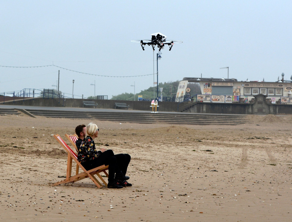 IJsje op het strand? Laat een drone langsvliegen | Foto | AD.nl