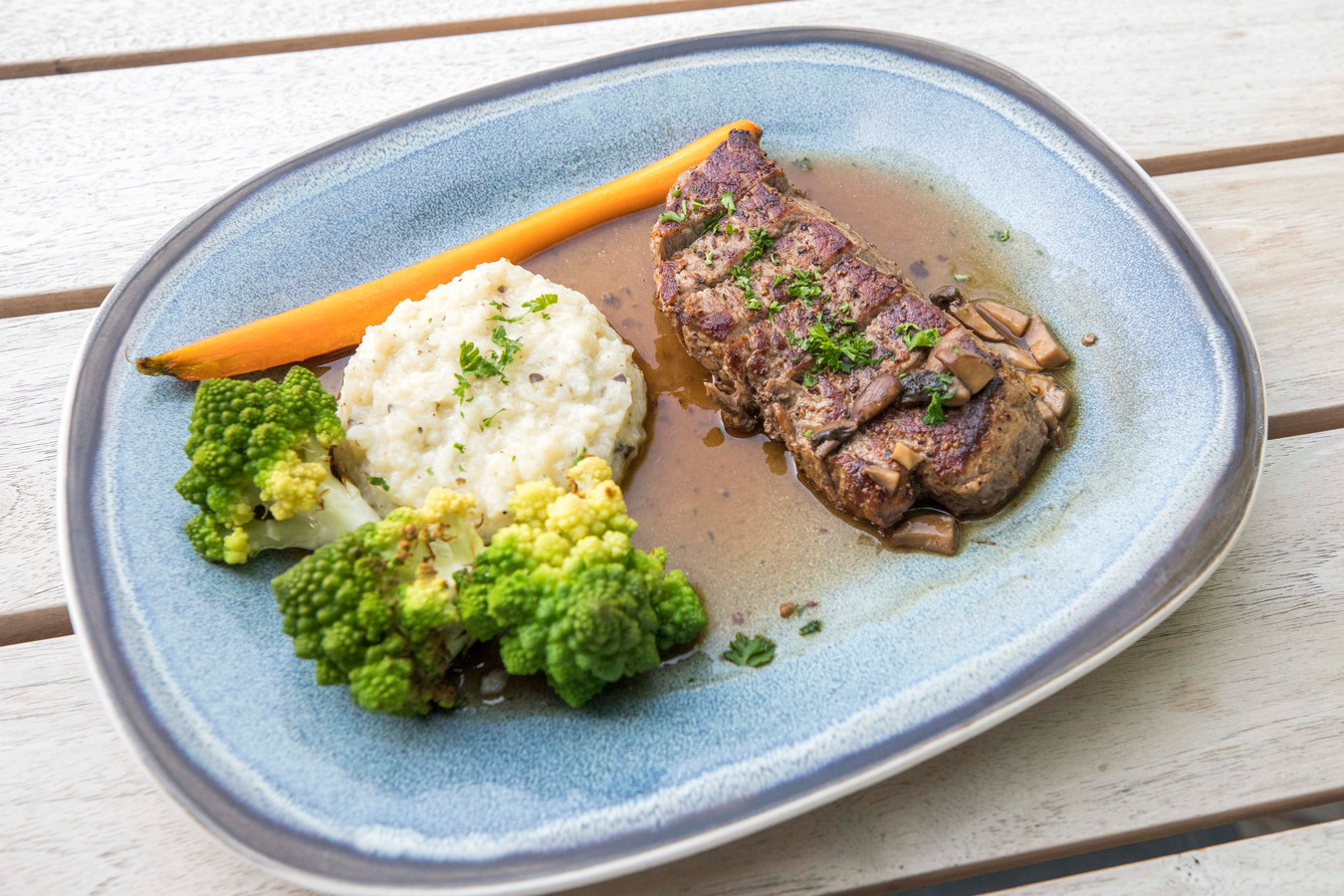 Duizelig van de chocolade vertrekken we bij Brasserie Smits | Foto | pzc.nl