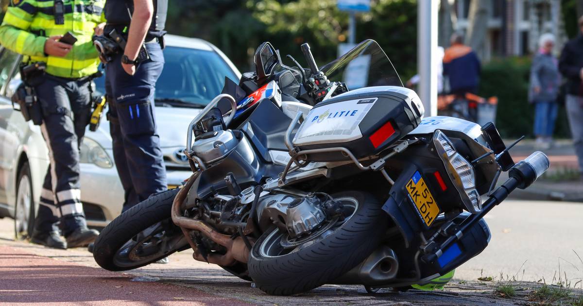 Vluchtende scooterrijder gooit vol kratje bier voor motoragent en ...