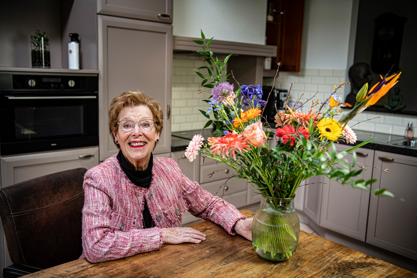 Oma Sjan krijgt al 31 jaar bloemen op Valentijnsdag, maar van wie ...