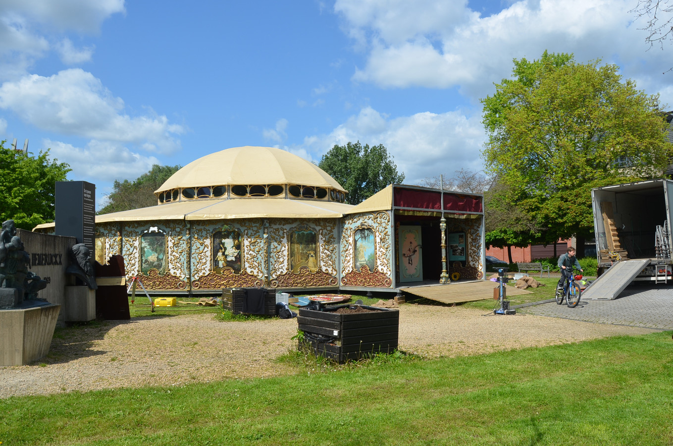 Spiegeltent staat klaar voor twintig events in twaalf dagen: “Bedoeling ...