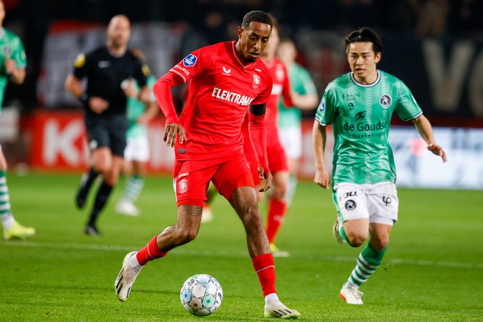 FC Twente-speler Joshua Brenet moet een maand de cel in: ‘Het is als doorvoetballen na rode ...