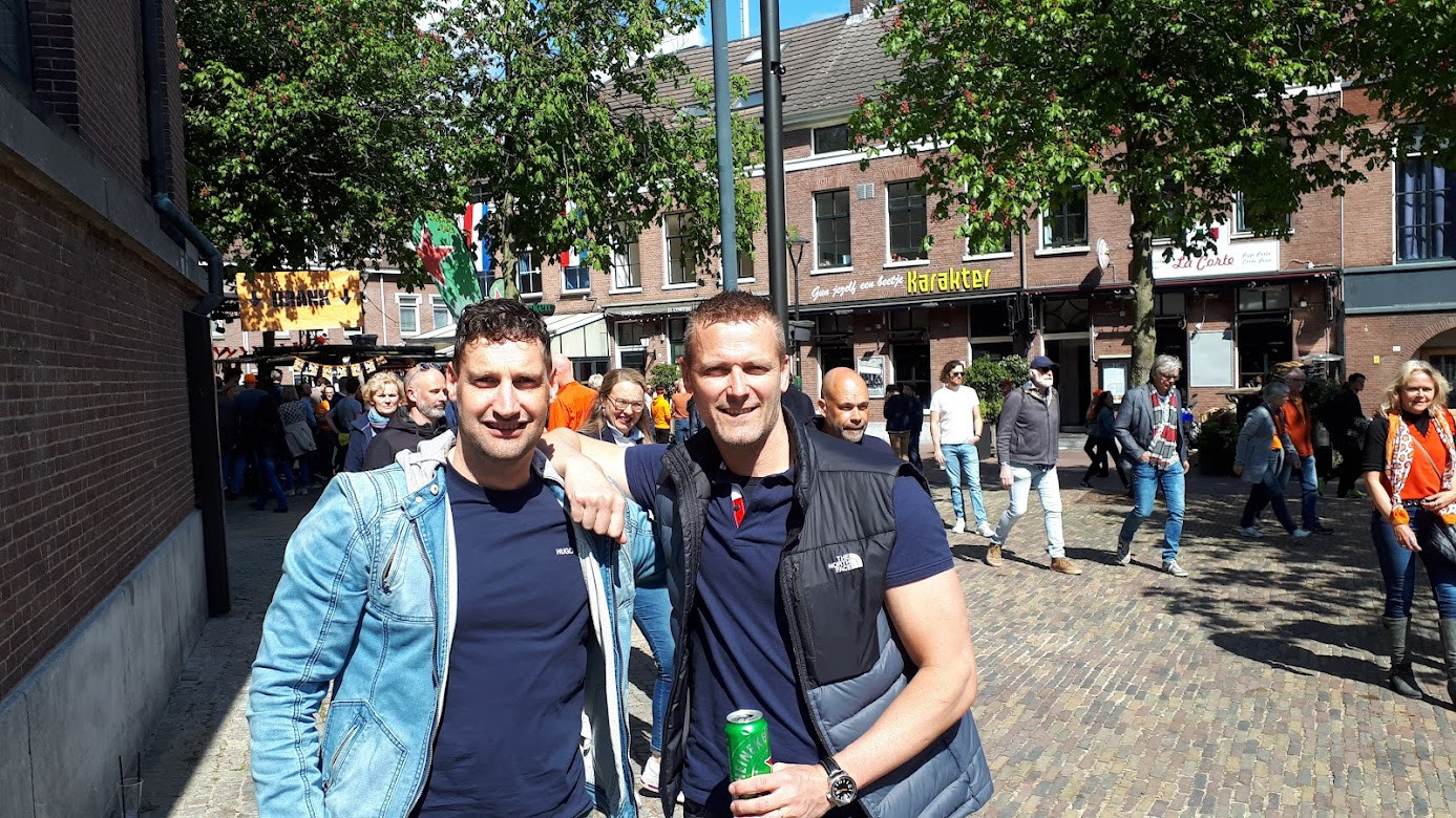 Oranjefeestgangers letten niet zo op de (hoge) bierprijzen: ‘Het is ...