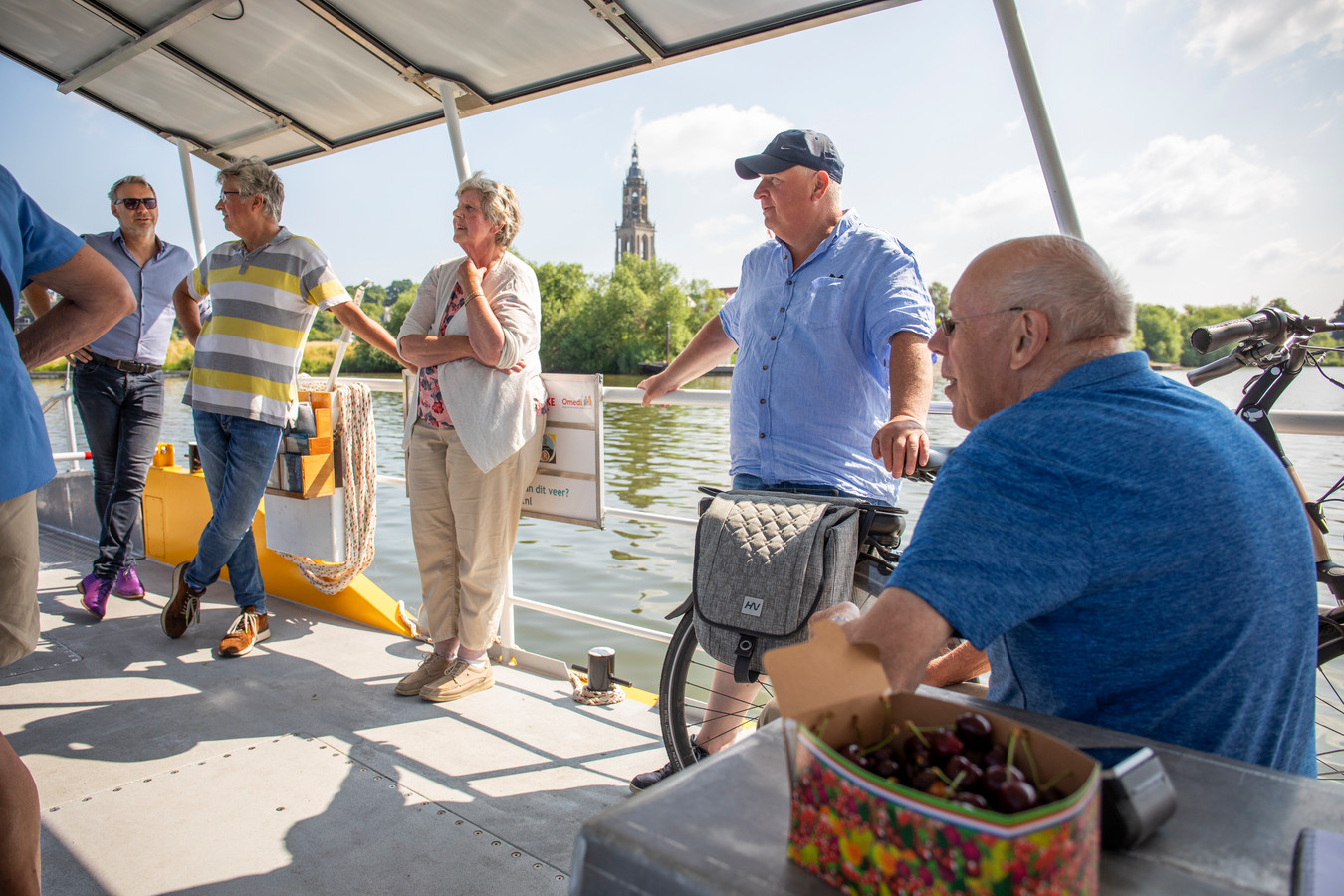 Al tientallen jaren lid en nu fijn gratis de Rijn over met de krant ...