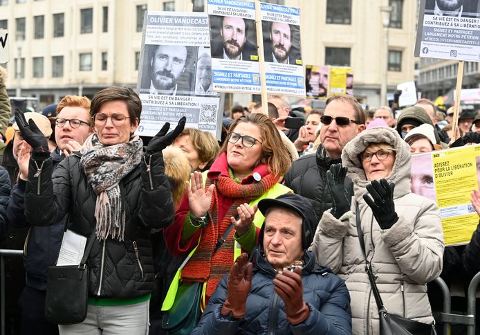 Duizendtal mensen samen in Brussel om vrijlating Olivier Vandecasteele ...