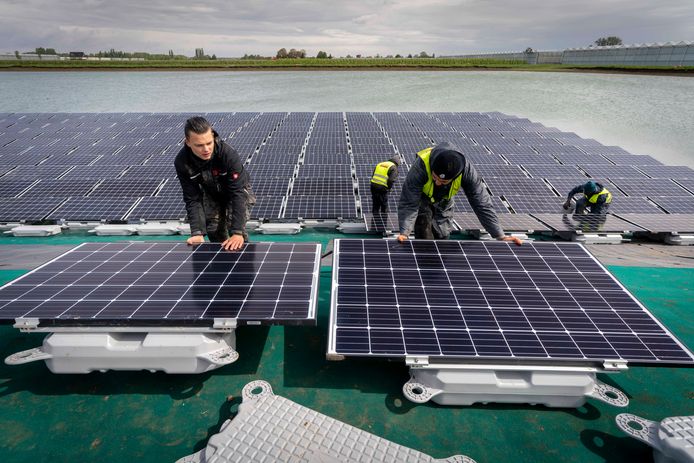Bouw van drijvend zonnepark in groene recreatieplas in Elst start ...