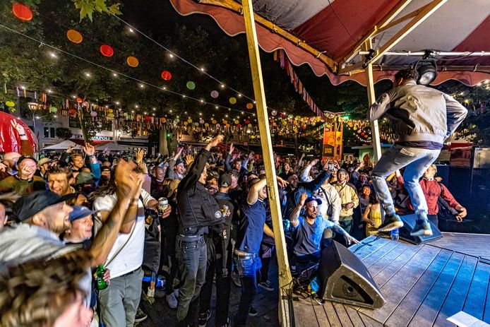 Lezers over dansend publiek bij optreden rapper Rico in Zwolle: ‘Na ...