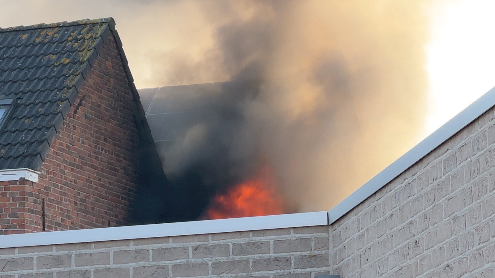 Verschillende woningen beschadigd bij zware brand in Assebroek: “Twee ...