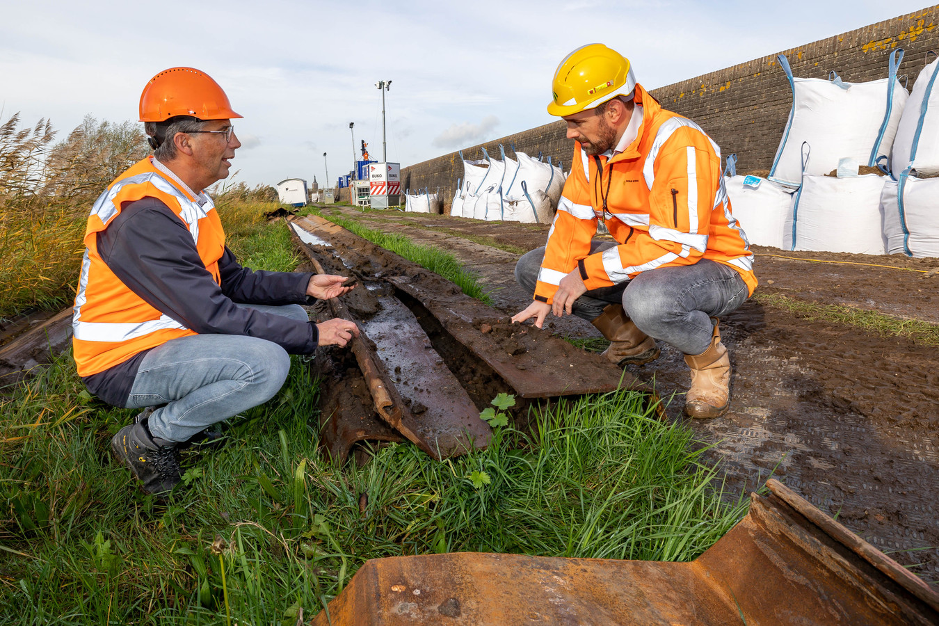 Forse vertraging versterking Stenendijk Hasselt, damwandplanken ...