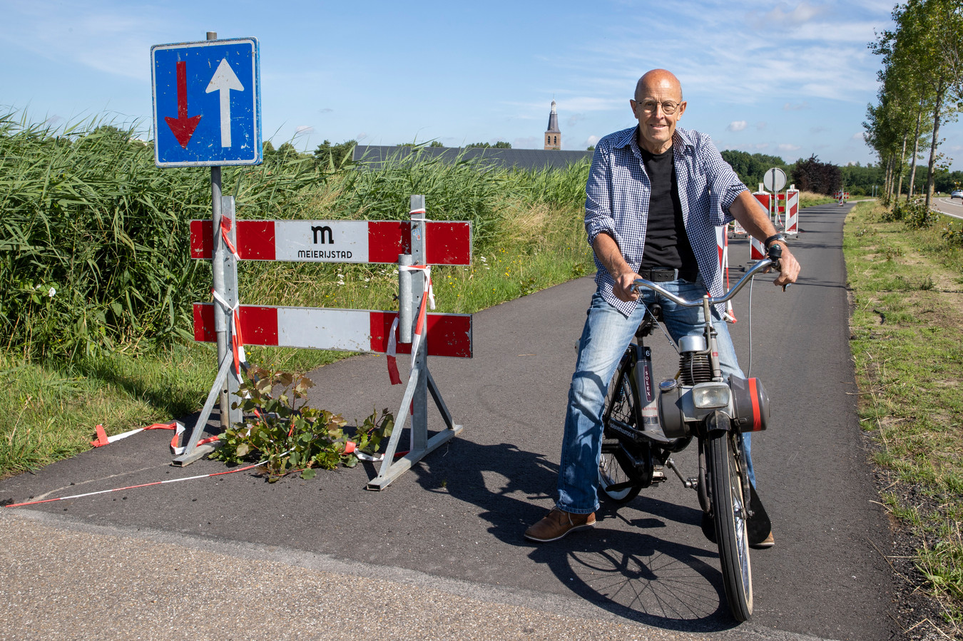 Opnieuw 'beukt’ de populier zich een weg dwars door dit Rooise fietspad ...