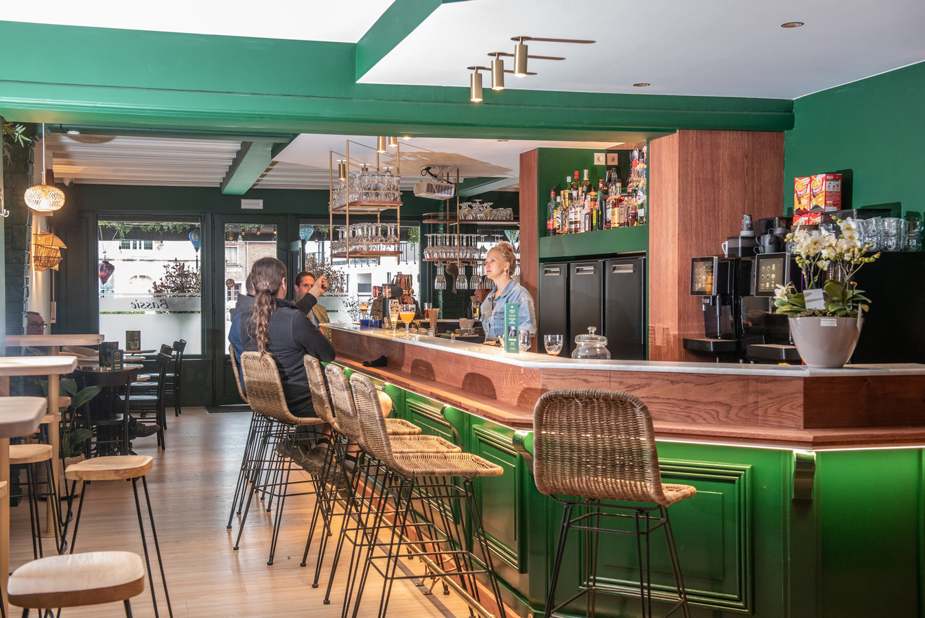 NET OPEN. Overneemster Valerie gaf Bar Bassie fikse opfrisbeurt ...