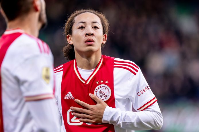 Ajax bindt Kian Fitz-Jim langer en verhuurt hem meteen aan Excelsior ...