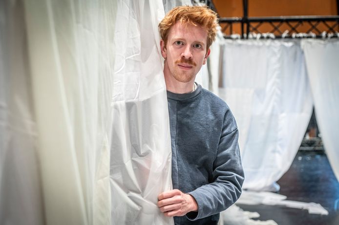 Verlies van beide ouders inspireerde danser Pieter Desmet (27) tot creatie multidisciplinaire ...