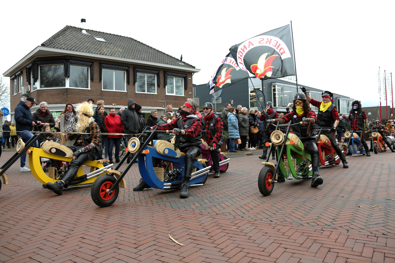 Wijhe loopt voorop: volle straten bij eerste carnavalsoptocht in ...
