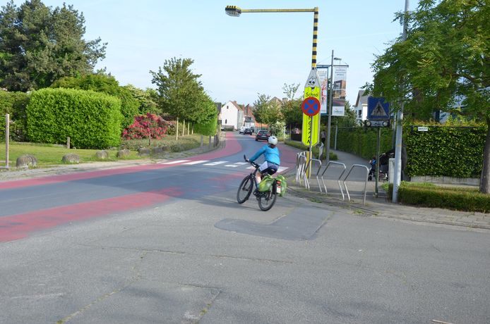 Stad voert fietsstraat in op Spoele na heraanleg: “Nieuw verkeerslicht ...
