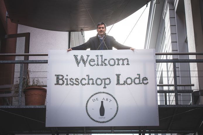 De Abt verwelkomt de abt: ‘Welkom Bisschop Lode’ in Orval-kroonkurkjes ...