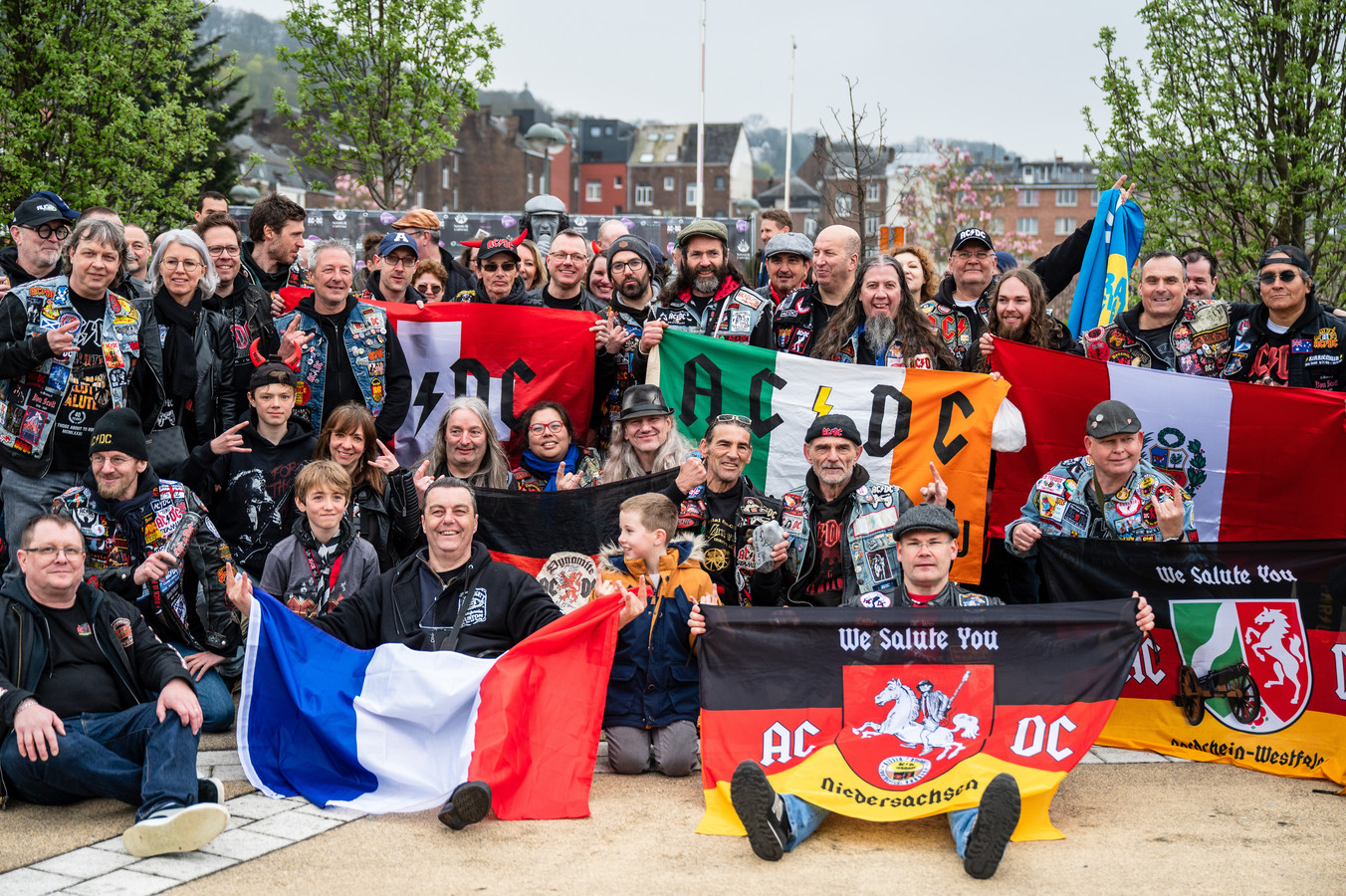 L'esplanade AC/DC et une statue de Brian Johnson inaugurées à Namur ...