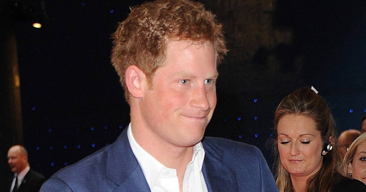 Le prince Harry collé aux lèvres d'une nouvelle blonde | Monarchies ...