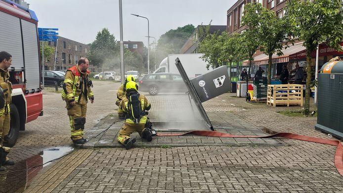 Brand in afvalcontainer op de Grote Beerstraat in Zwijndrecht | 112 nieuws Zwijndrecht | AD.nl