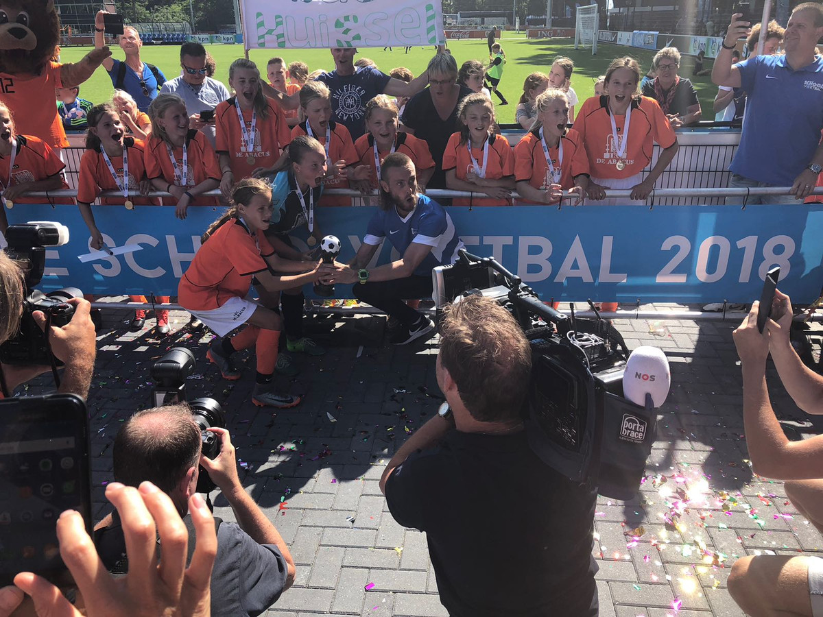 Meiden Abacus Huissen opnieuw beste schoolvoetballers | Foto ...