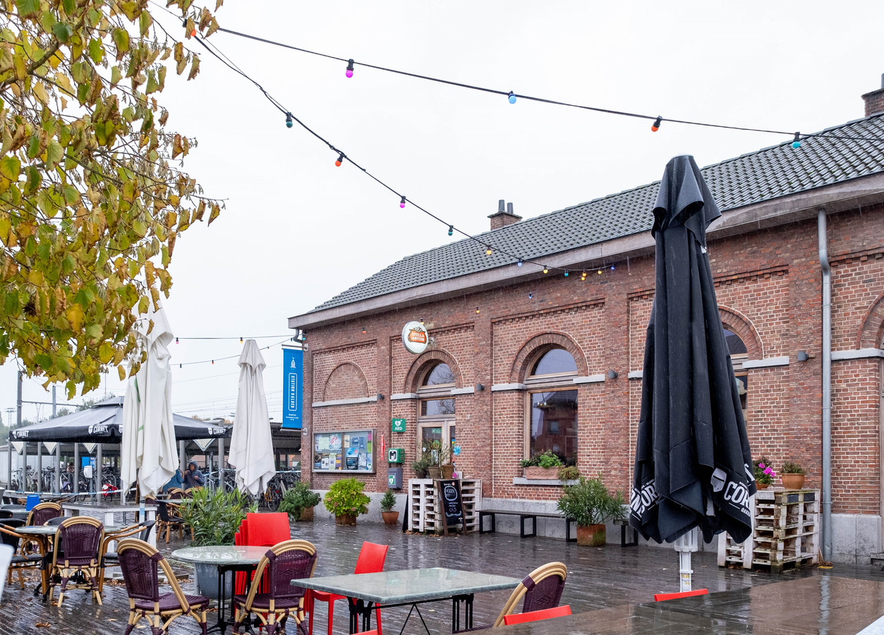 MIJN DORP. Johan ‘De Zingende Schoenmaker’ Van Nuffel neemt je mee door ...