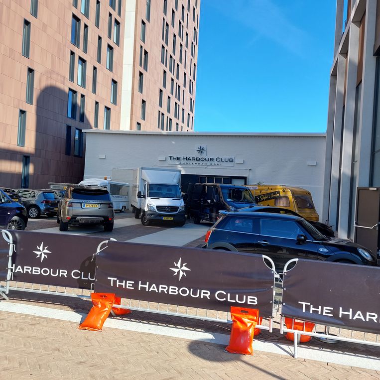 Explosief ontploft voor deur van The Harbour Club in Oost: ‘Ik dacht ...