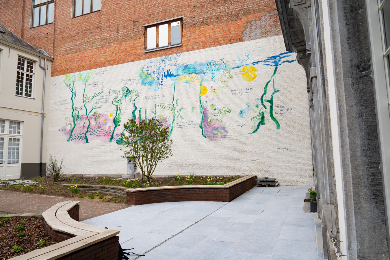 Antwerpse stadsdichters maken eerste gevelgedicht na doorstart | Foto ...