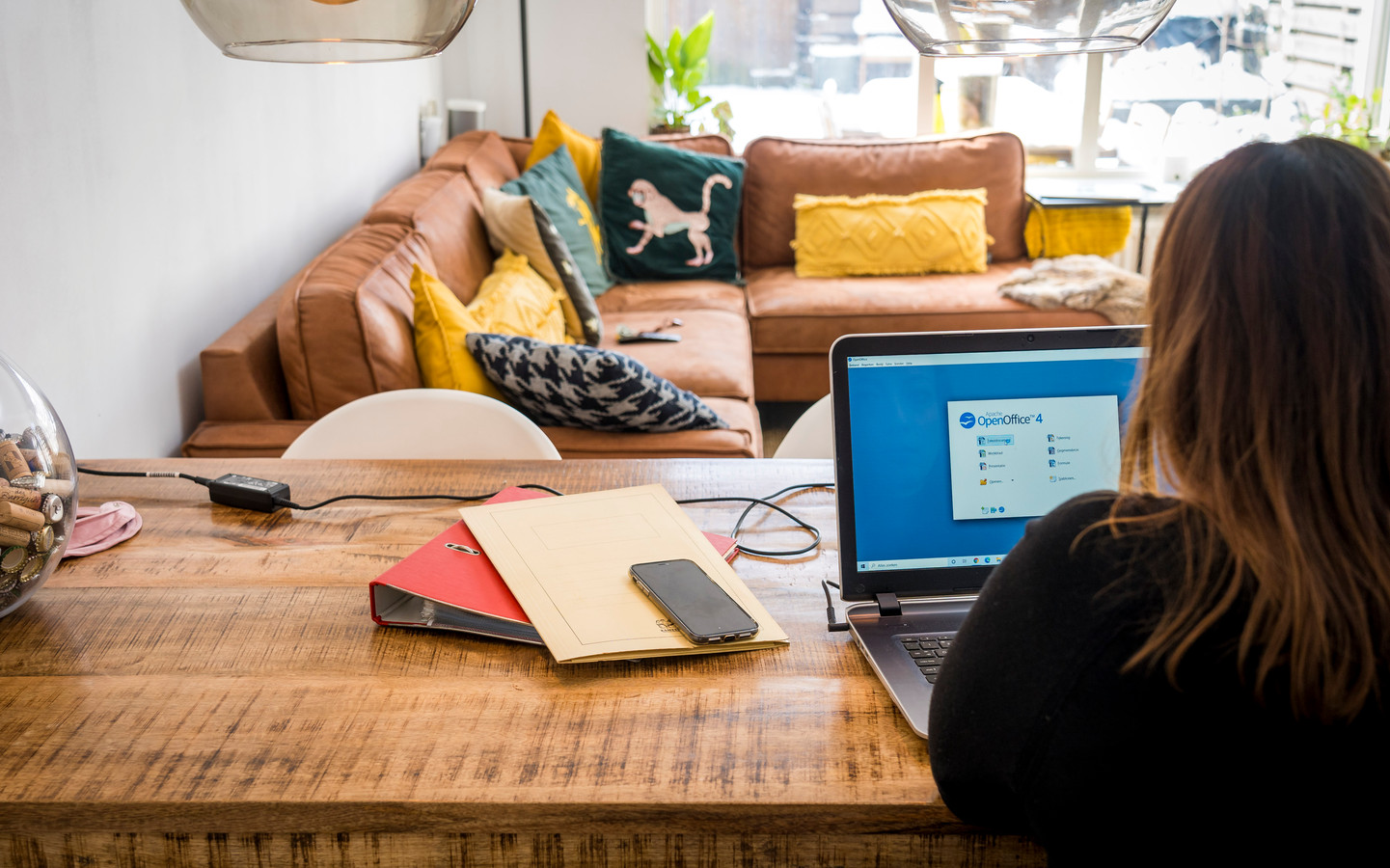 Thuiswerken is goedkoper dan naar het werk rijden | Foto | AD.nl