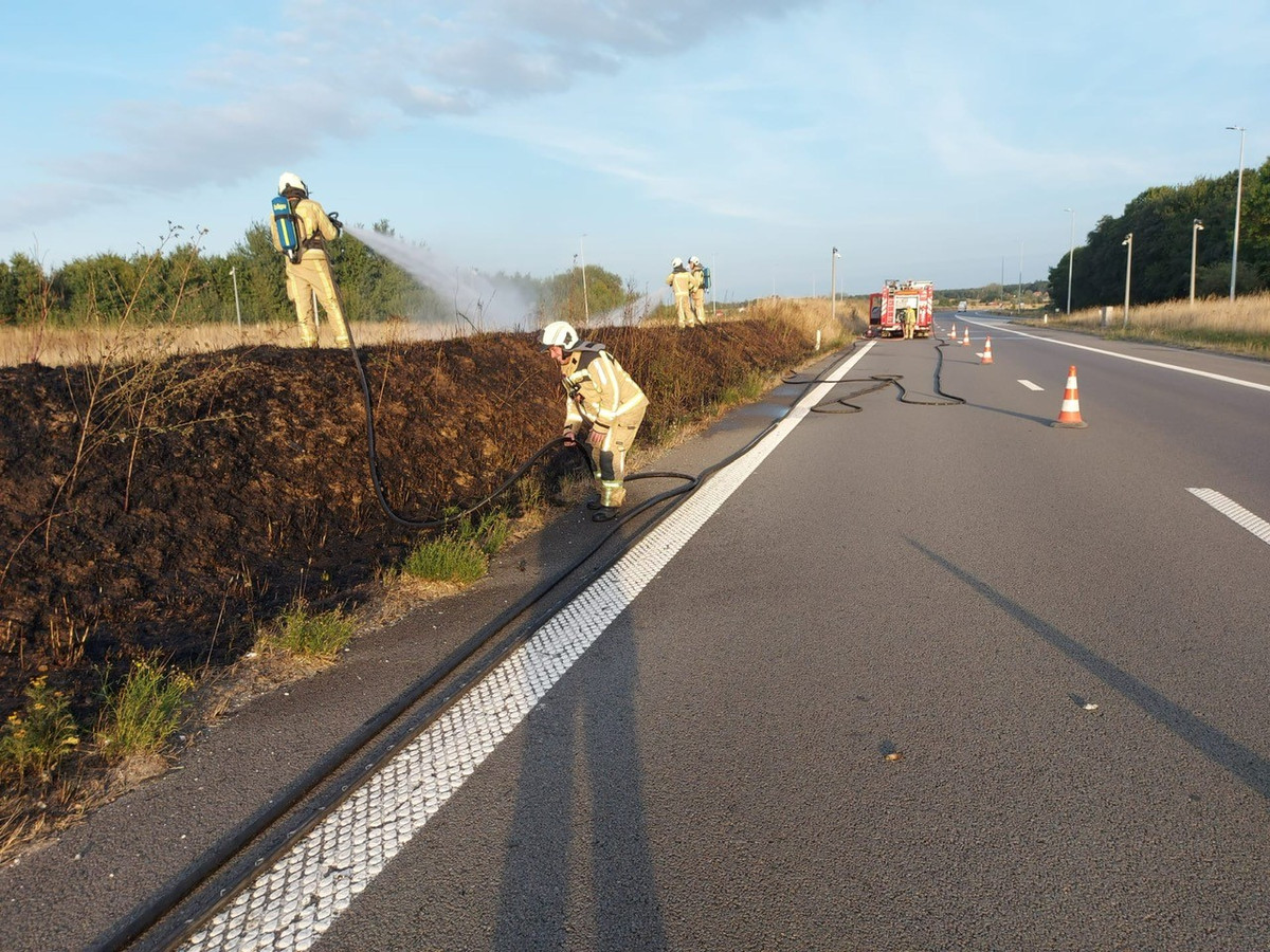 Stuk middenberm vat vuur langs A19 in Zonnebeke | Foto | hln.be